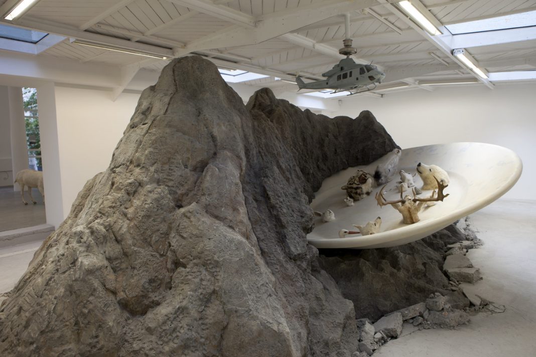 Morto Huang Yong Ping, controverso artista cinese che bruciò le sue opere