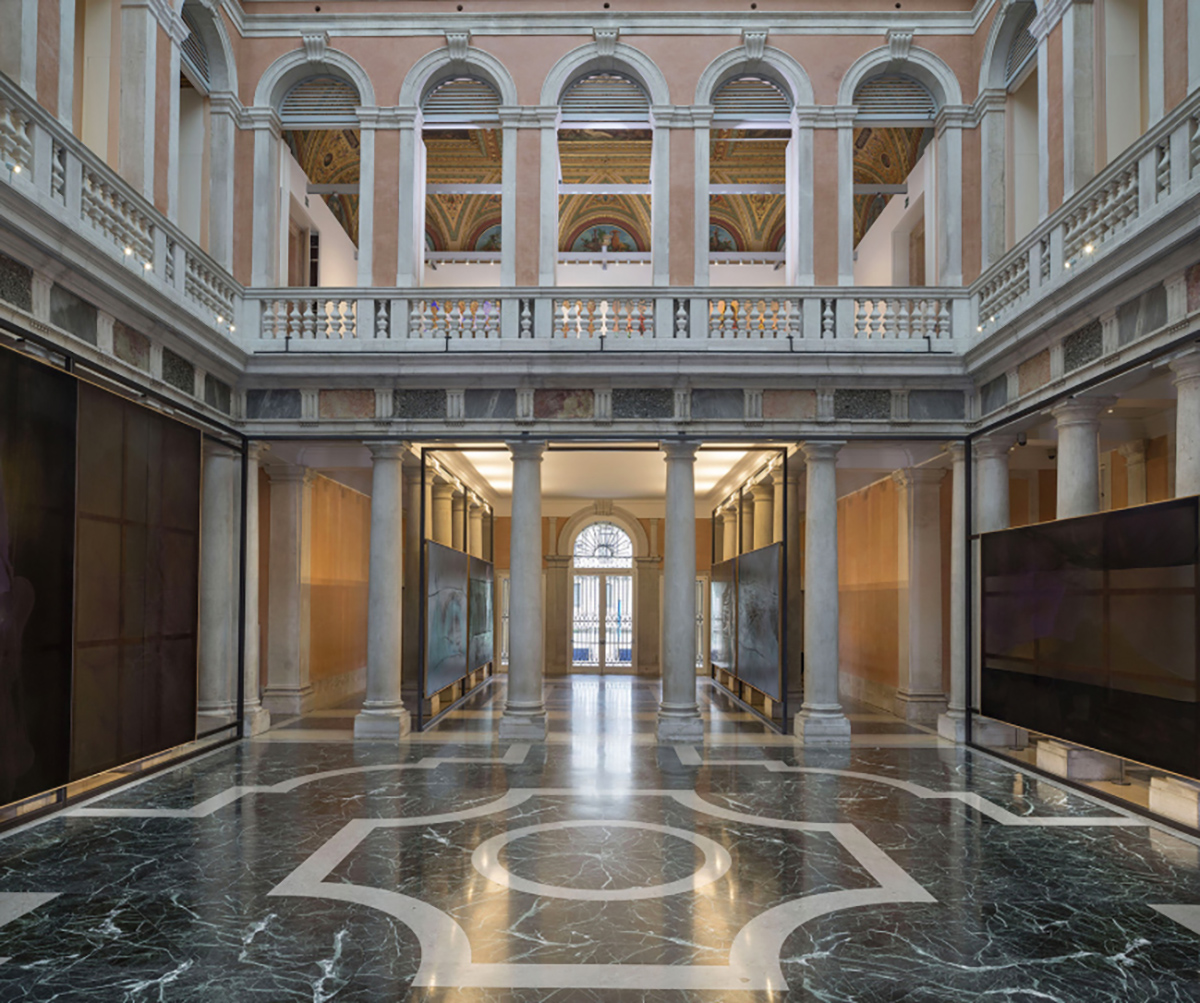 La storia di Palazzo Grassi, tra moda e arte, raccontata dai protagonisti