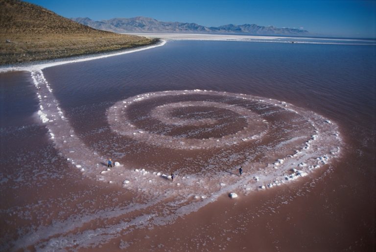 La Spiral Jetty di Robert Smithson fa 50 anni. Ma esiste da molto prima