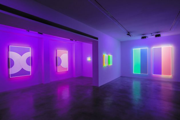 Il colore mutante di Regine Schumann, perfetto nell’ora blu