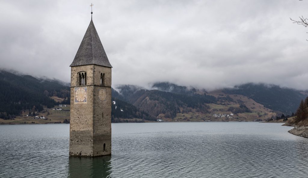 Dopo 70 anni riemerge dalle acque il paese di Curon: le foto