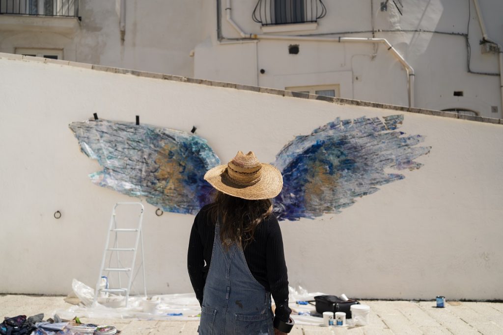 Street art in Puglia, le ali di Colette Miller arrivano a Monte Sant’Angelo