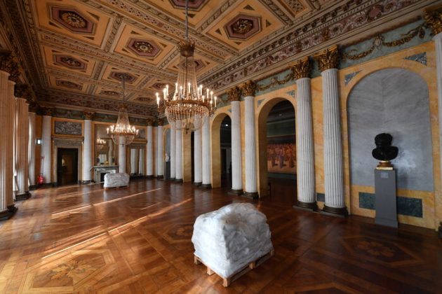 Lullaby torna a casa: l’opera di Maurizo Cattelan alla GAM di Milano