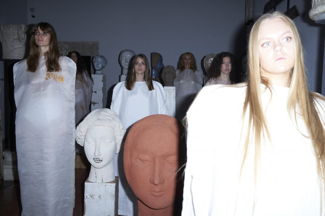 Critiche e riflessioni sulla performance di Vanessa Beecroft a Palermo