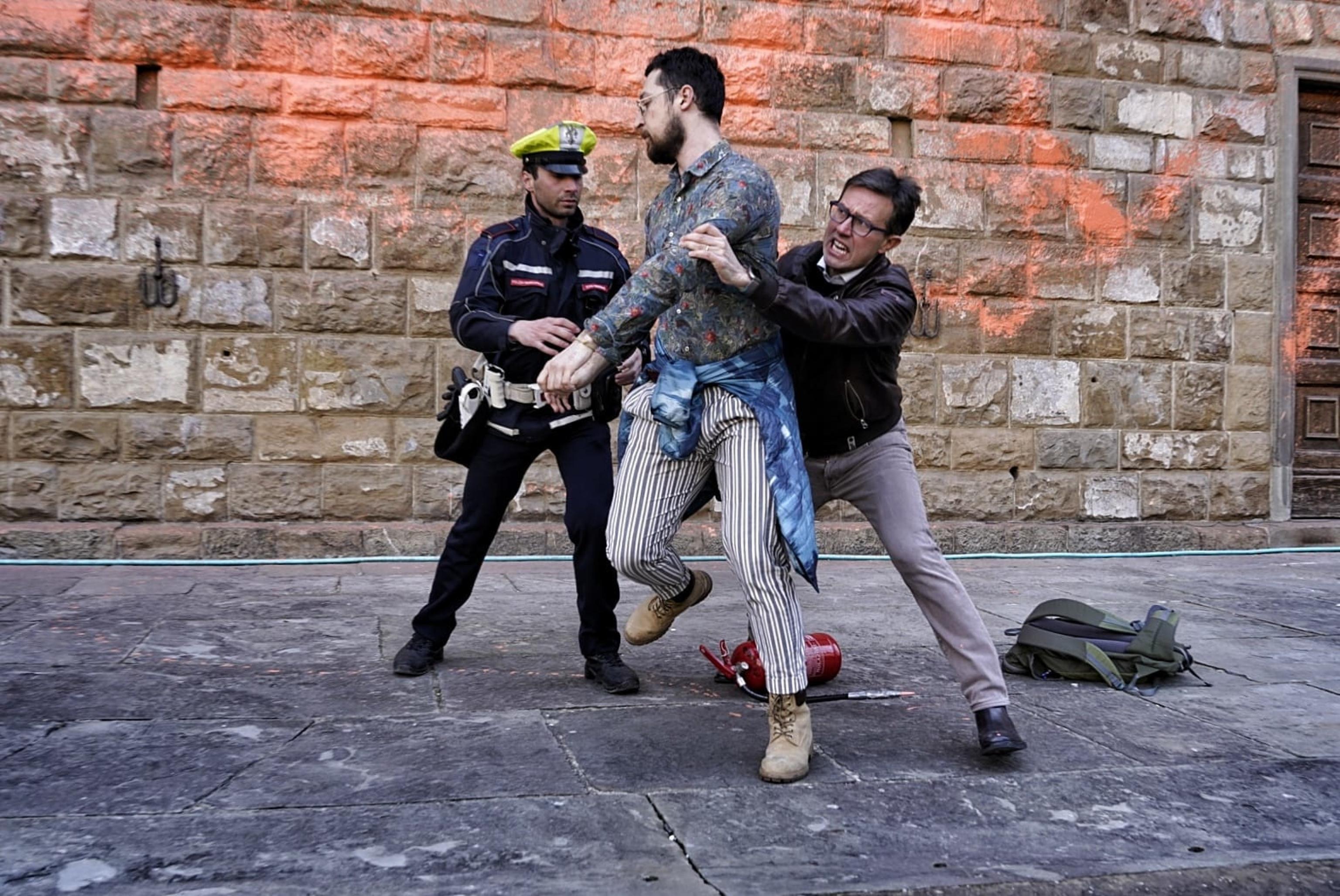 Gli attivisti per l’ambiente hanno imbrattato Palazzo Vecchio a Firenze Gli attivisti per l’ambiente hanno imbrattato Palazzo Vecchio a Firenze