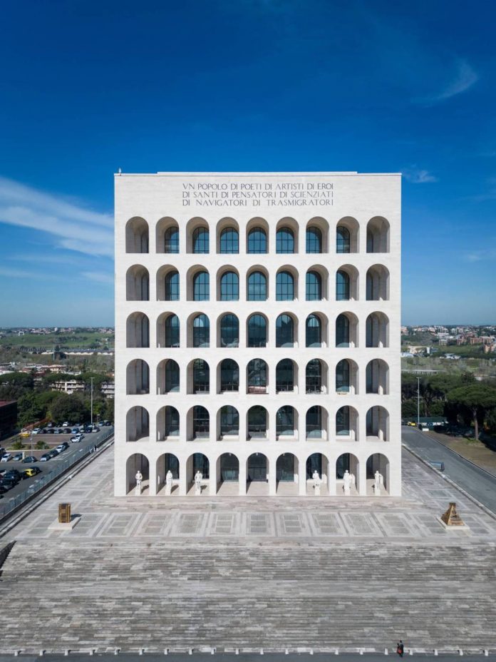 La grande mostra di Arnaldo Pomodoro nella super sede di Fendi