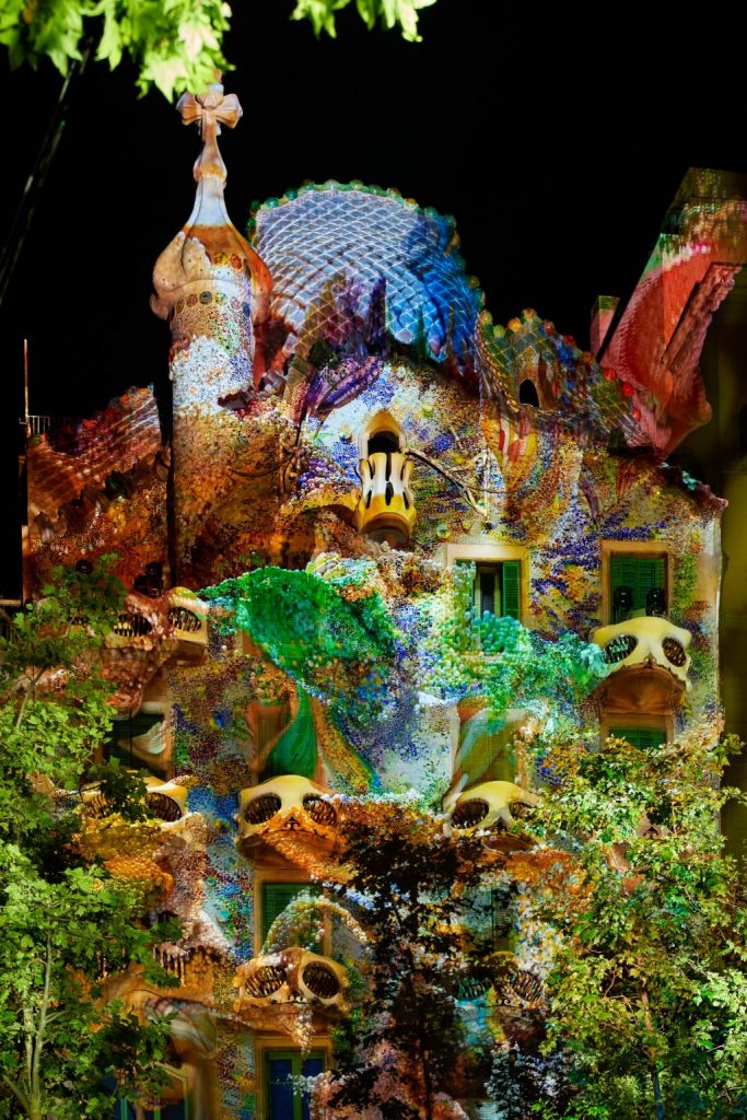 A Barcellona, Casa Batlló si illumina con l’installazione di Refik Anadol