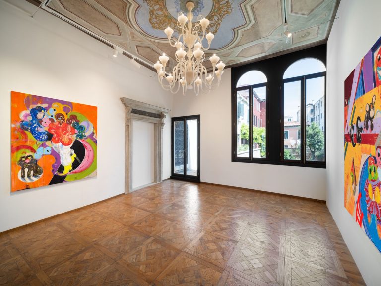Le creature di Szabolcs Bozó popolano Palazzo Cavanis a Venezia