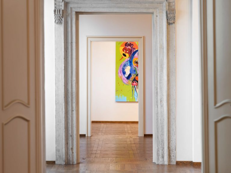 Le creature di Szabolcs Bozó popolano Palazzo Cavanis a Venezia
