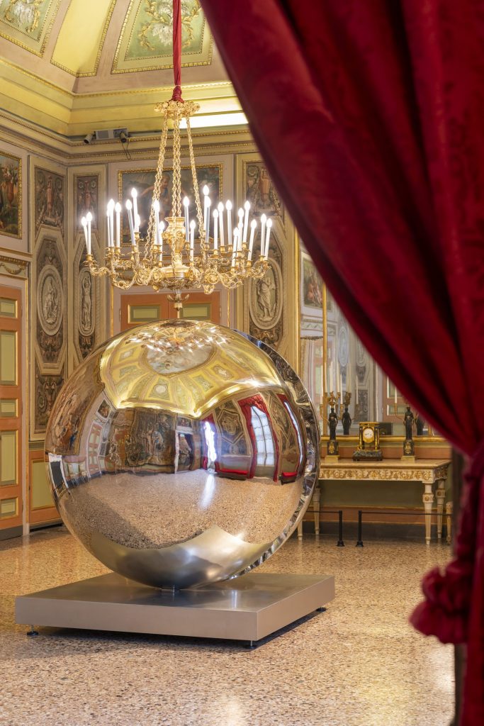 Eterea e potente, la reggia allo specchio di Helidon Xhixha