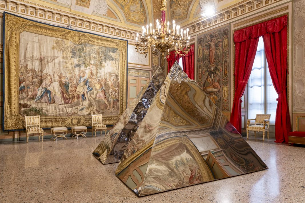 Eterea e potente, la reggia allo specchio di Helidon Xhixha