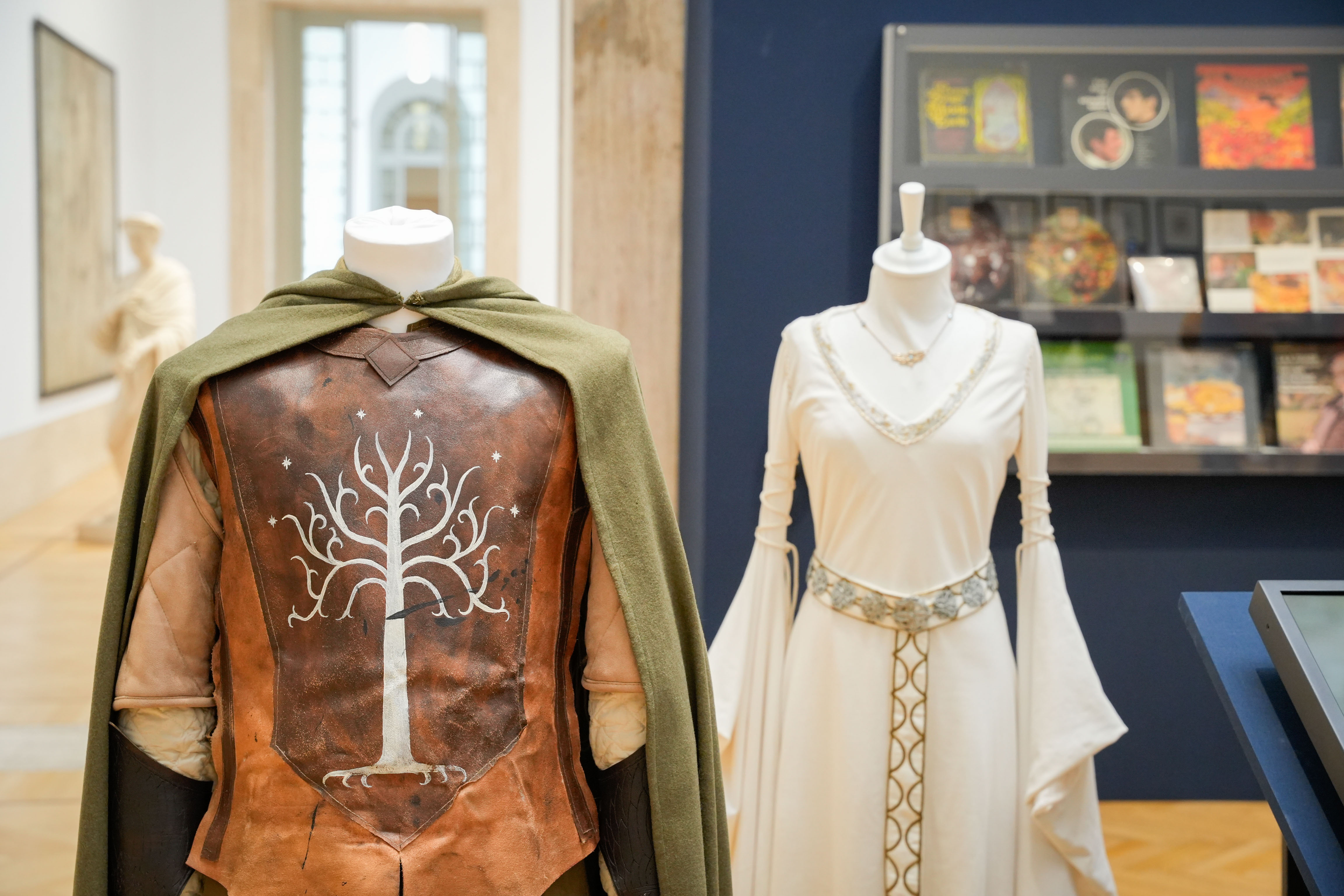 Meloni e Sangiuliano per Tolkien a Roma: le criticità dell'attesa mostra