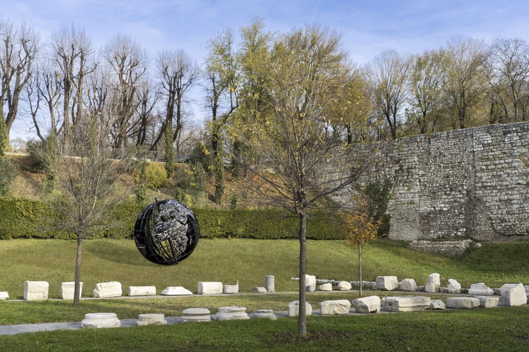 Mondo d’acciaio: l'opera di Emilio Isgrò diventa permanente a Brescia