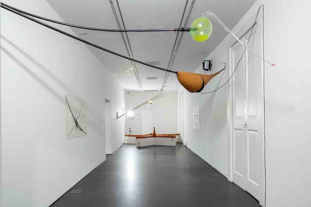 Gilberto Zorio o della trasformazione: la mostra da Lia Rumma, Napoli