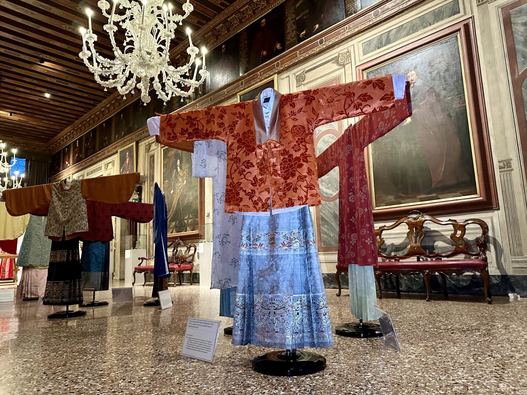 I preziosi abiti cinesi del Museo della Seta di Suzhoun in mostra a ...