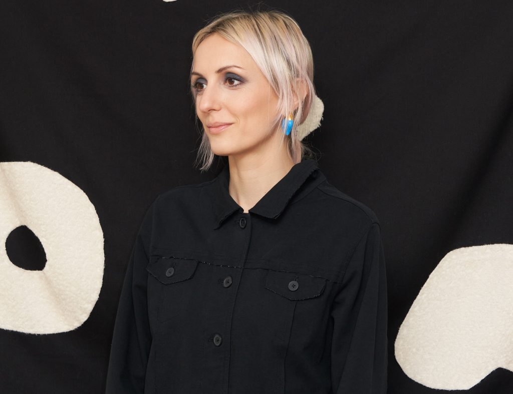 Come le aziende collaborano con gli artisti: l’intervista con Alice Ronchi
