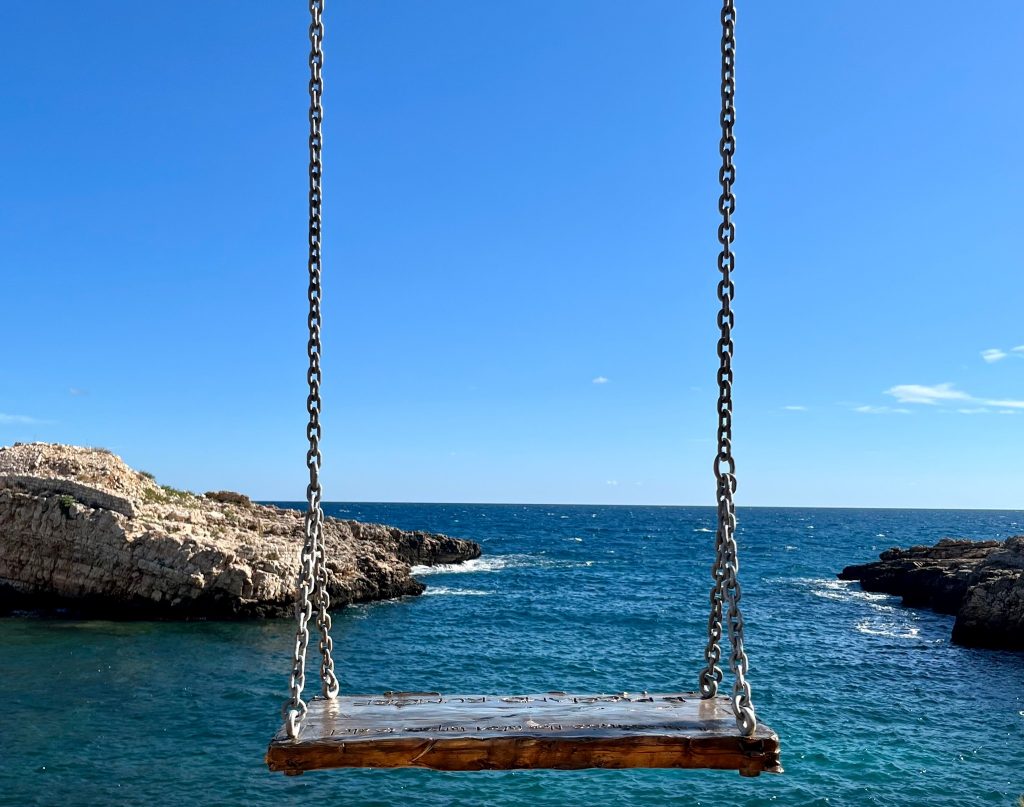 Francesco Arena, un equilibrio non lineare: 30 altalene a Polignano a Mare