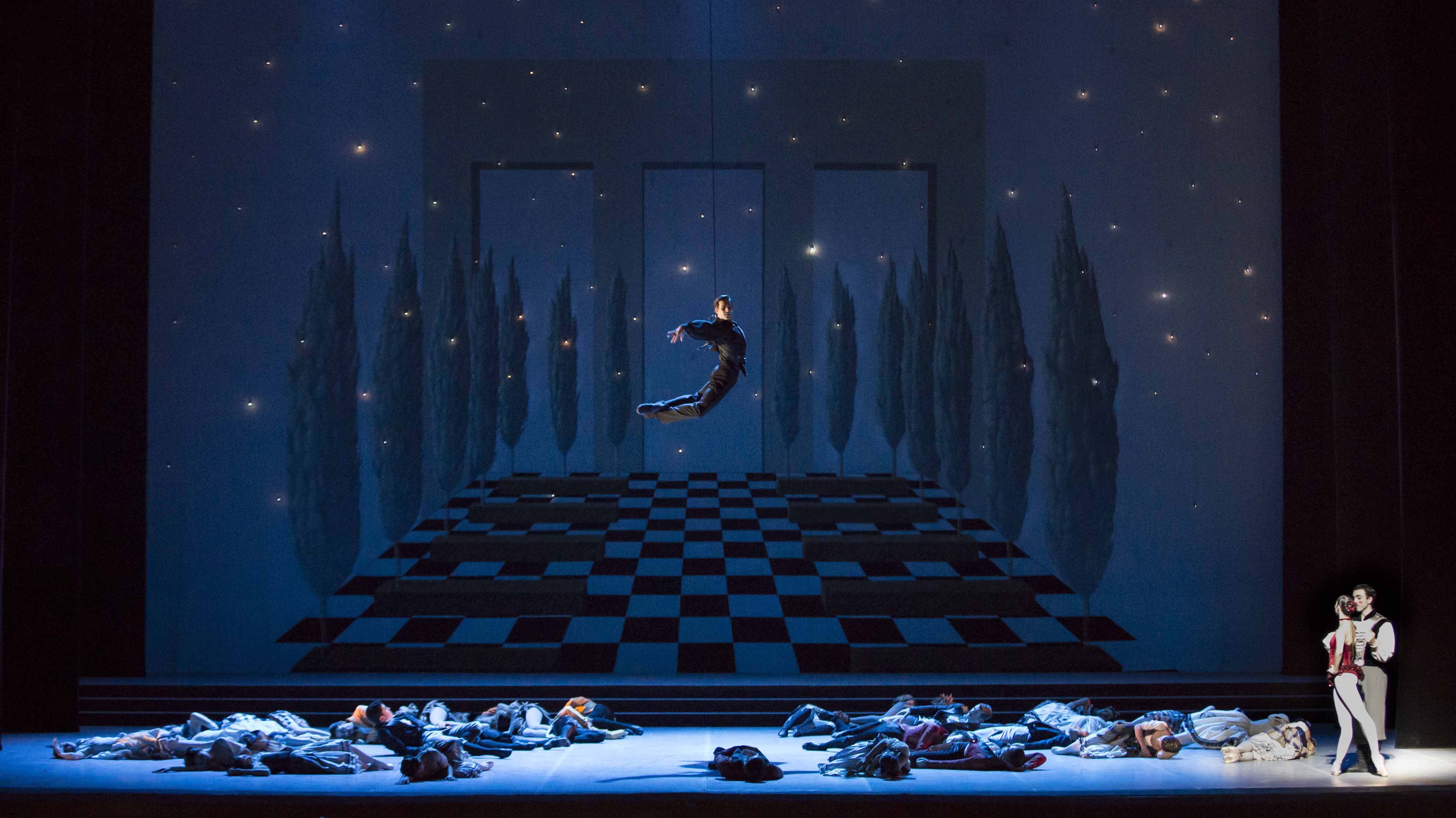 Il Pipistrello, una storia di valzer e seduzioni: il balletto di Petit ...