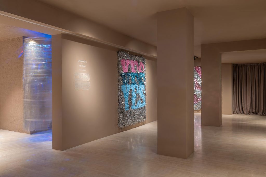 Daniel González trasforma le parole in luce: la mostra da Visionnaire