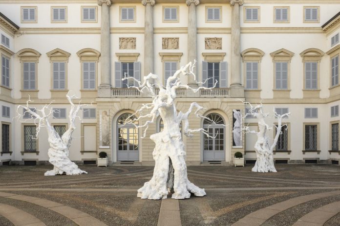 Tempo, memoria e condizione umana. La mostra di Ugo Rondinone a Milano