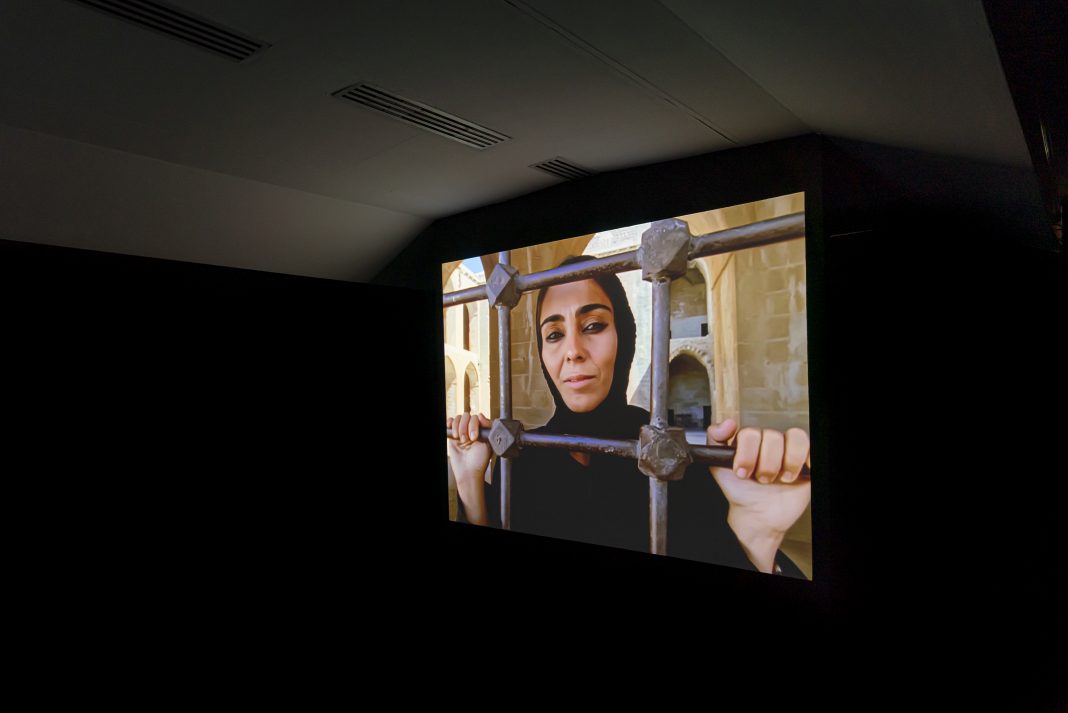 Shirin Neshat: la storia dell'artista e dissidente politica al PAC di ...