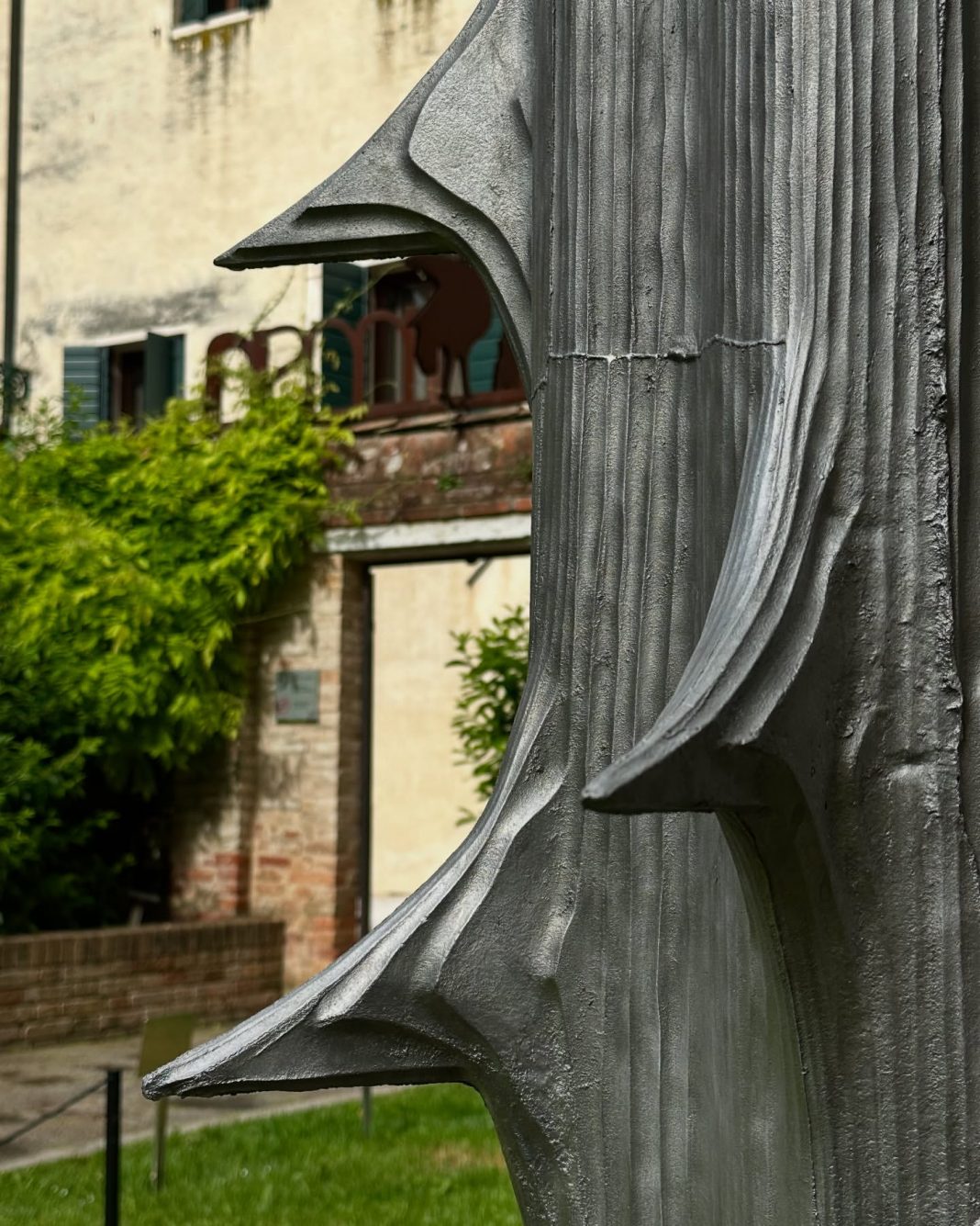 Alice Channer, una scultura tra natura e artificio: l'opera arriva a ...