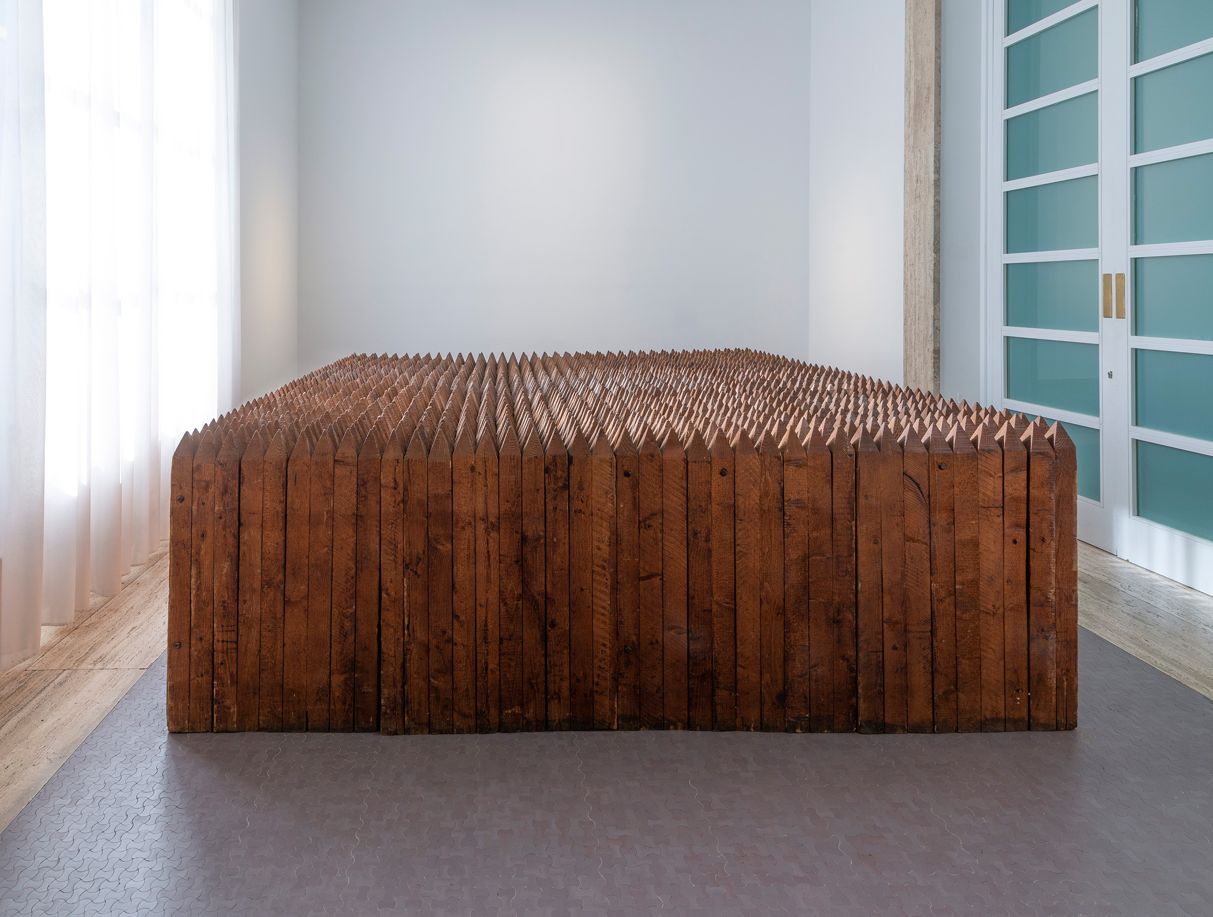 20 opere storiche di Mario Ceroli sono state riunite alla GNAMC di Roma